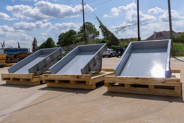 Tunnel Feeders Regulate the Flow of Aggregate Stockpiles